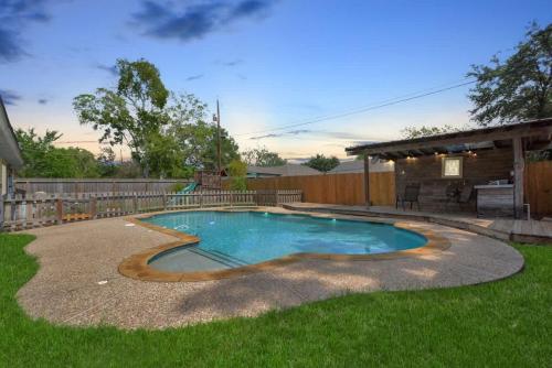Backyard Oasis-pool & Grill-heart Of Friendswood - Houston, TX