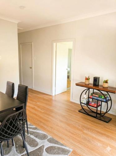 Huge 3bed House And Backyard & 4 Car Park Spaces And Near Parramatta - Sydney