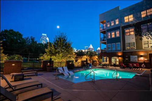 Skyline Serenity- Gym, Walk To Bars And Restaurants - Charlotte, NC