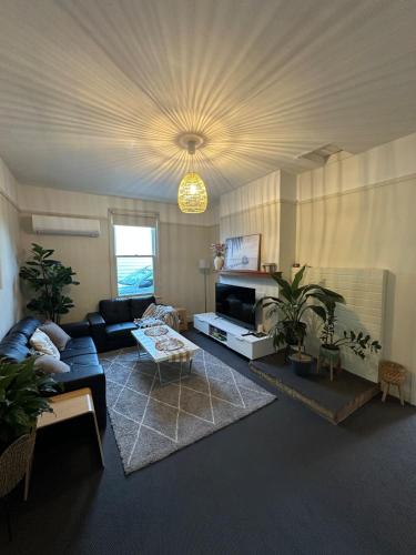 Entire Cozy Home Near Stadium, Backyard & Parking - Launceston