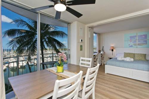 Beautiful Honolulu Waikiki Ocean View Condo - Honolulu, HI