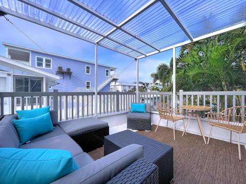 Get A Wave From It All In This 1 Bed 1 Bath With Pvt Lanai - Holmes Beach, FL