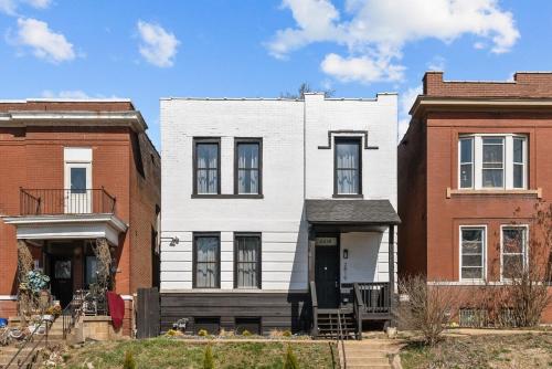 Stylish Brick And Modern Stl Home - Saint-Louis, MO