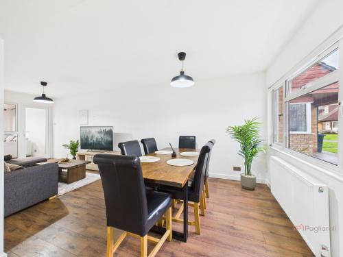 3-bed Semi-detached Perfect For Work & Family With Parking - Reading