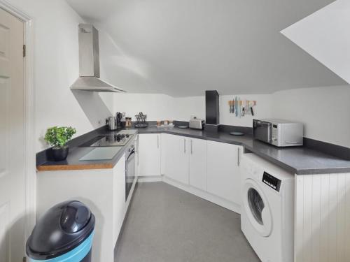 Top Floor 2 Bedroomed Flat Sleeps 4 Free Wi-fi - Swindon
