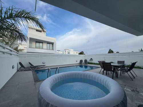 Hubstay - Seaview Villa Oriana In Larnaca - Ороклини