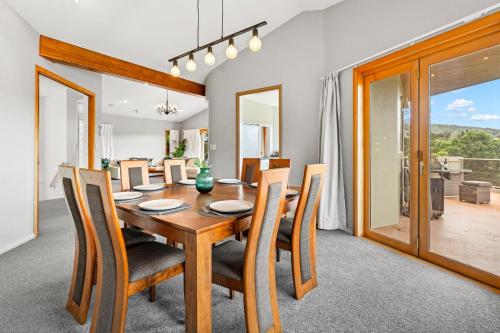Stylish Group Getaway With Views! Hot Tub, Games Room - Whangārei