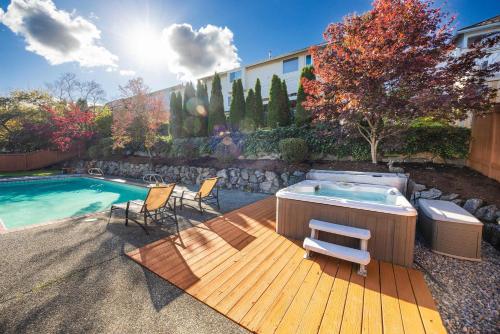 Stylish 4br Retreat With Pool & Year-round Hot Tub - Tacoma, WA