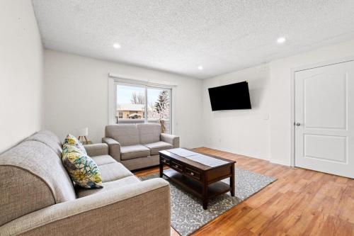 Prefect 3br Saty Near Yyc, Free Wifi & Parking - Calgary