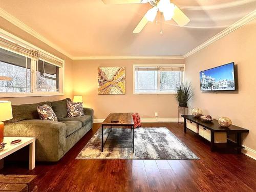 Stylish Modern Apt Near Northside Hospital - Cumming, GA