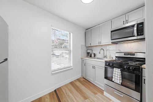 Dormont Pittsburgh 2 Modern And Bright 1 Bedroom Apartment, Free Street Parking - Oakdale, PA