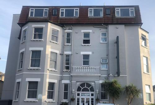 Royal House By Bourne Hall - Bournemouth