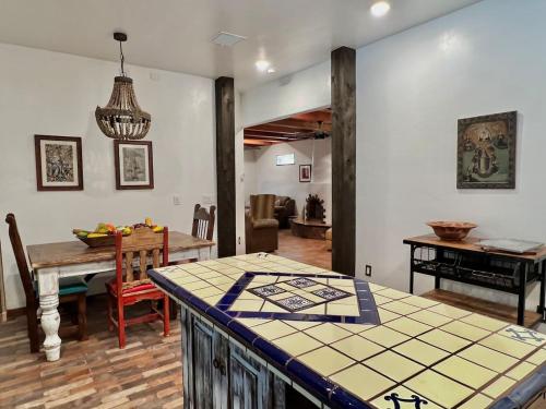 2 King Bds 2.5 Bathrooms In The Heart Of Downtown - Mesilla Valley Bosque State Park, Las Cruces
