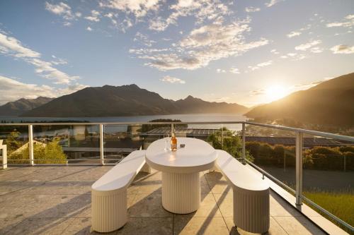 Luxury Villa With Panoramic Lake & Mountain Views - Queenstown