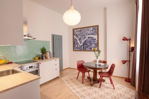 Green Balcony & King Size Bed - Praga