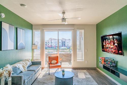 Stadium-side Escape With Pool Gym Balcony Parking - Avondale, AZ