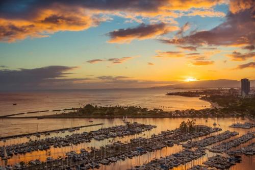 Marbella Lane - Executive Suite Steps To Beach - Honolulu, HI