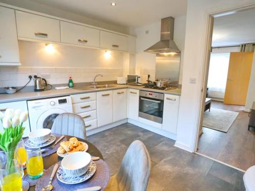 Modern Two-bedroom House Close To City Centre - Salford