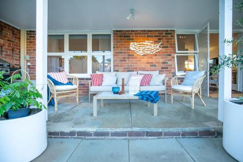 Charming Oasis Steps From The Beach - Mandurah