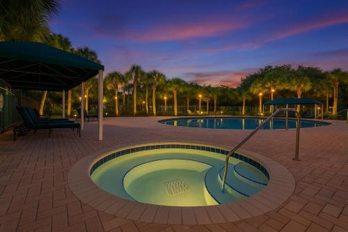 Gated Comfy 2br Condo - King Bed, Pool, Hot Tub, Gym, Wifi, Washer & Dryer, Ac, Free Parking -- Idea - Land O' Lakes, FL