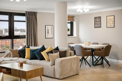 2br Top Floor City Apt With King Or Twin Beds, Free Secure Underground Parking & Skystream Tv - Cent - Berkshire