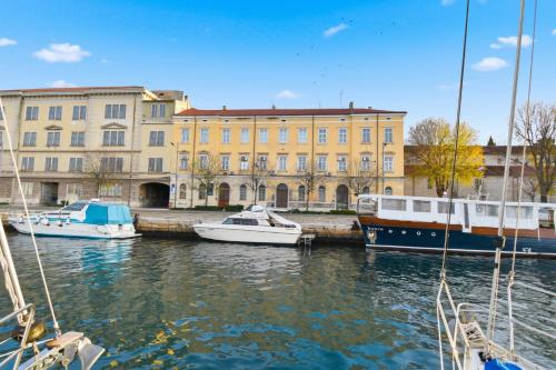 Hostel L&g In Pula , Private Rooms & Beautiful Sea View - Istria