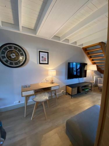 Patio de la Chapelle - Location saisonnière, 23 Avenue André Antoine ...