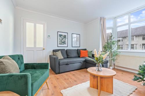 #92 Stylish 3 Bedroom Home - 10 Mins To Coventry Transport Museum - Sleeps 7- "Perfect For Contracto - Coventry