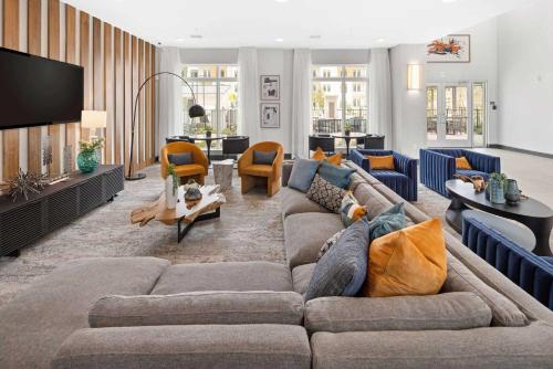 Riviere Apartments King Bed Suite & Pool & Gym & Pet Friendly & Near Epic Universe - Orlando, FL