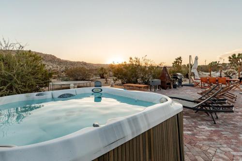 Santuario - 40 Acres, Ev, Hot Tub, Pool, Pizza Oven - Joshua Tree, CA