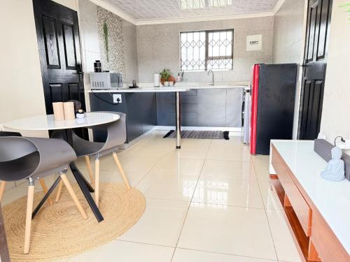 Latifahs Home Peaceful 2bedroom Home Near Sun City - Sun City