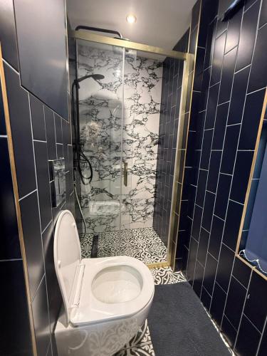 Marble Black Deluxe - Gloucester