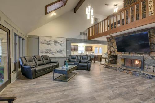 Private & Spacious Lakefront Home In Memphis! - Germantown, TN