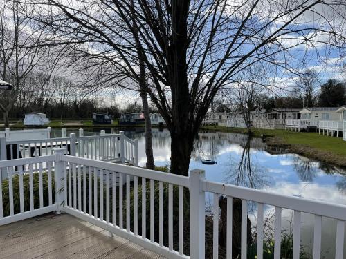 Lake Front 2 Bed Caravan, South Cerney - Cotswolds