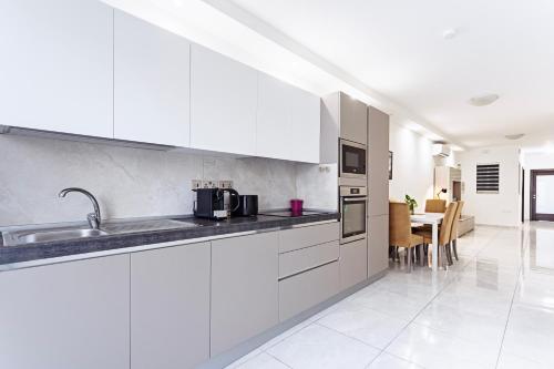 Modern Two Bedroom Apartment In Gzira Xemx Residence By Malta Sunnylets - Valletta