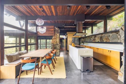 Two Creeks Treehouse - Sausalito, CA