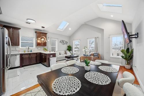 4 Br • Vaulted Living • Sleeps 11 - Jersey City, NJ