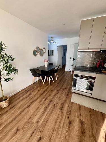 2 Bedrooms, Tram, Secure Residence - Bron