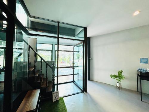 Udomsuk Inn & Cafe - Bts Udomsuk - Bangkok