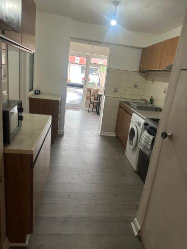 Clayburn Spacious Twin Bed Large Room - Basildon