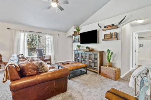 Southwestern Style 4 Bedroom Nampa Home Sleeps 16! - Nampa, ID