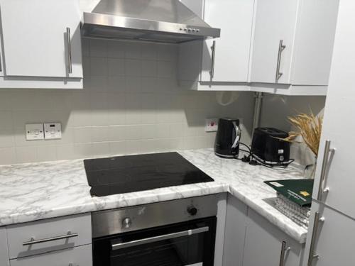 Fabulous 2 Bed Flat Near Station Sleeps Up To 6 - Min 3 Nights - Dagenham
