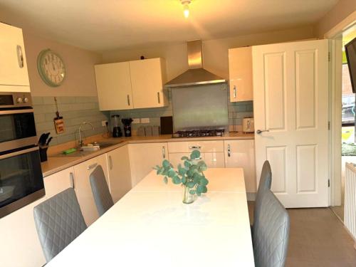 Spacious Modern 5-bedroom Detached Home In Corby - Corby