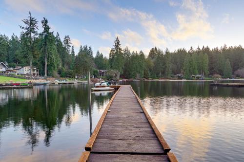 Lake-view Woodinville Retreat W/ Hot Tub + Theater - Monroe, WA