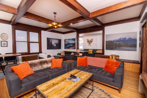 Mountain View Retreat In The Heart Of Banff - Massive House Sleeps 23 - Banff, AB, Canada