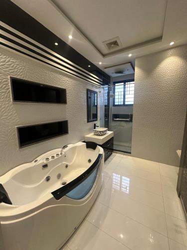 Executive And Luxurious Rooms In Dha Phase 6 Near Raya, Dolmen And Airport - Lahore