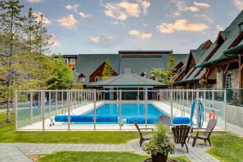 Stylish Mountain Retreat 2br Chalet And Hot Pool - Canmore