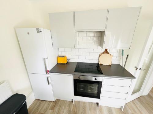 Newly Renovated 2-bedroom Apartment - Salford