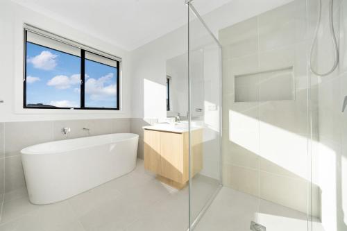 Brand New, Spacious, Breezy, Comfy, Luxury Home - Melbourne