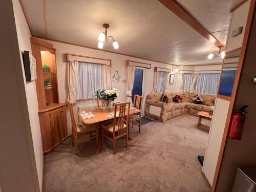 A & C Coastal Hideaway With Outside Decking - Mersea Island